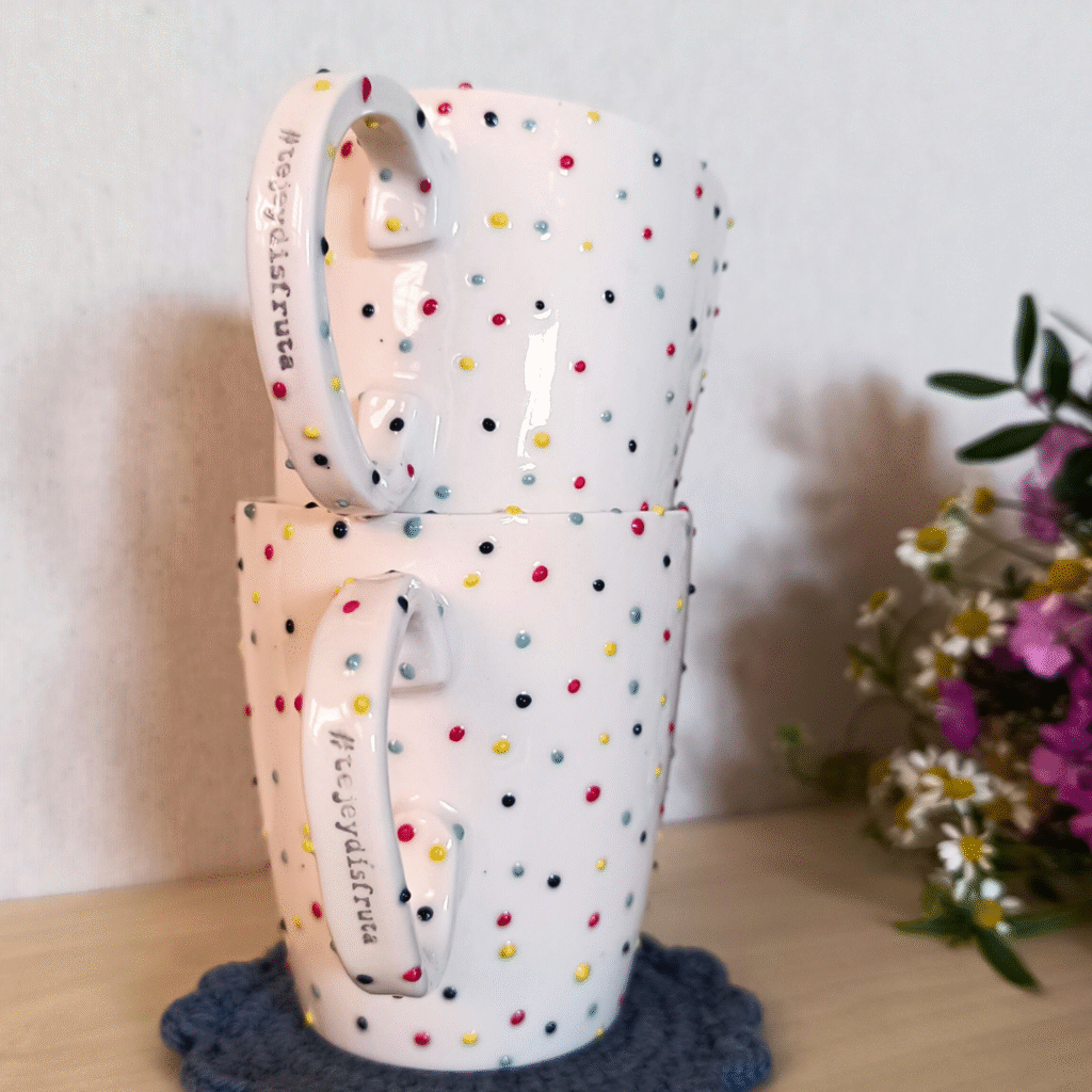 Kop eller Krus med hank fra “dots” kollektionen - Legarn.dk